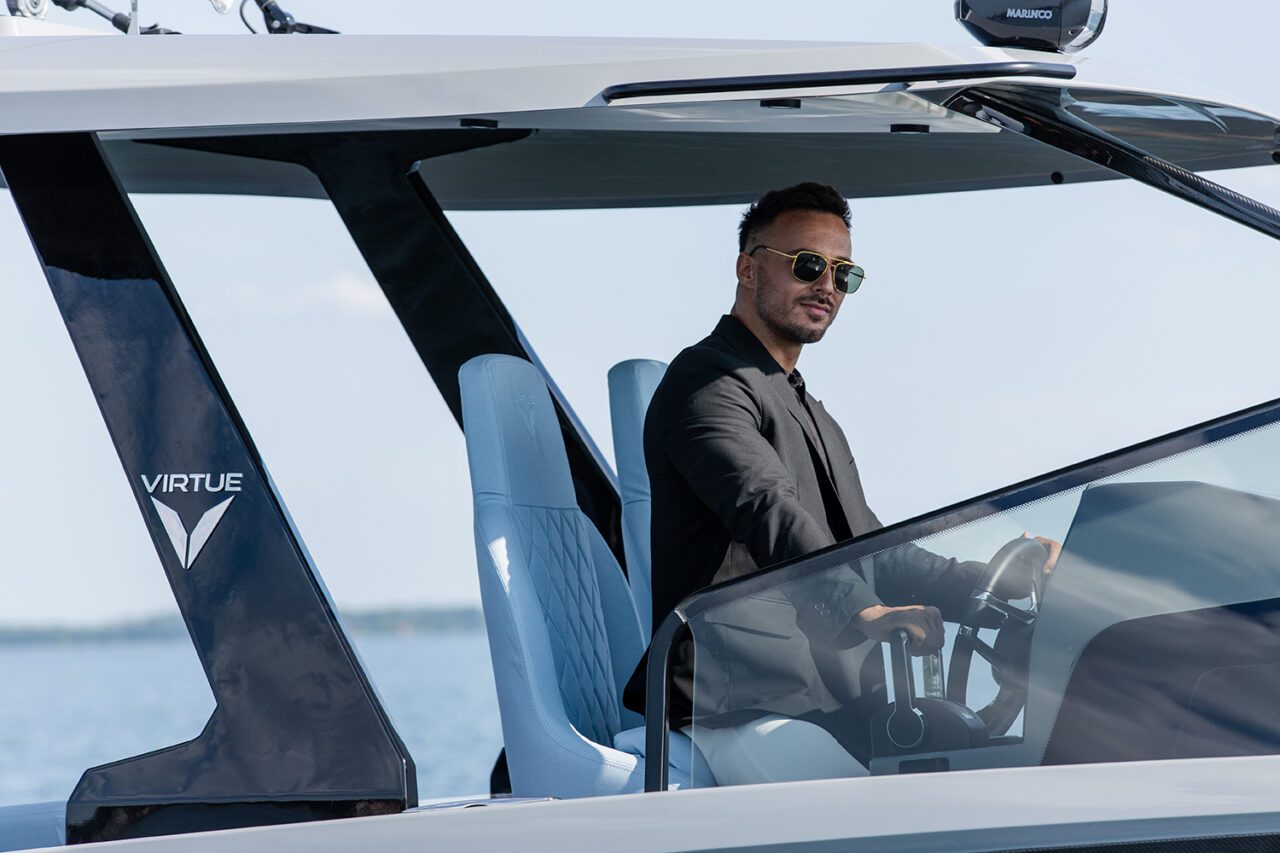 Virtue V10 T-Top - Carbon Yachts
